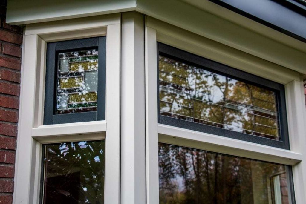 Een jaren 30 woning met erker vervangen voor kunststof kozijnen